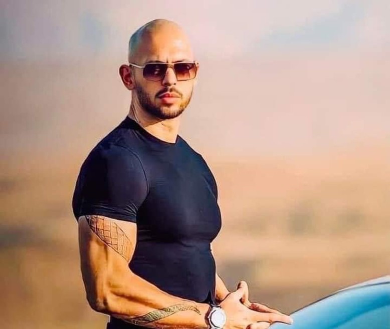 الملاكم «أندرو تيت يثر الجدل حول اعتناقه الإسلام الرجل