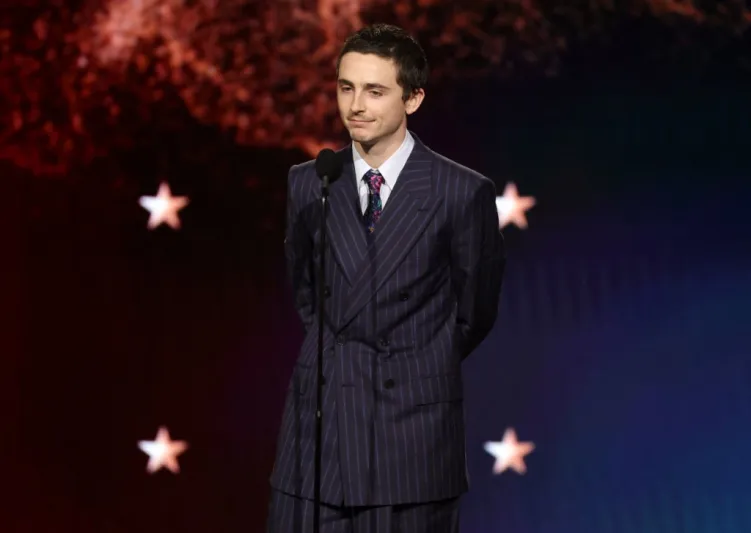 شالاميه يتألق بحذاء Nardwuar x Nike SB Dunk Lows (صور) | الرجل